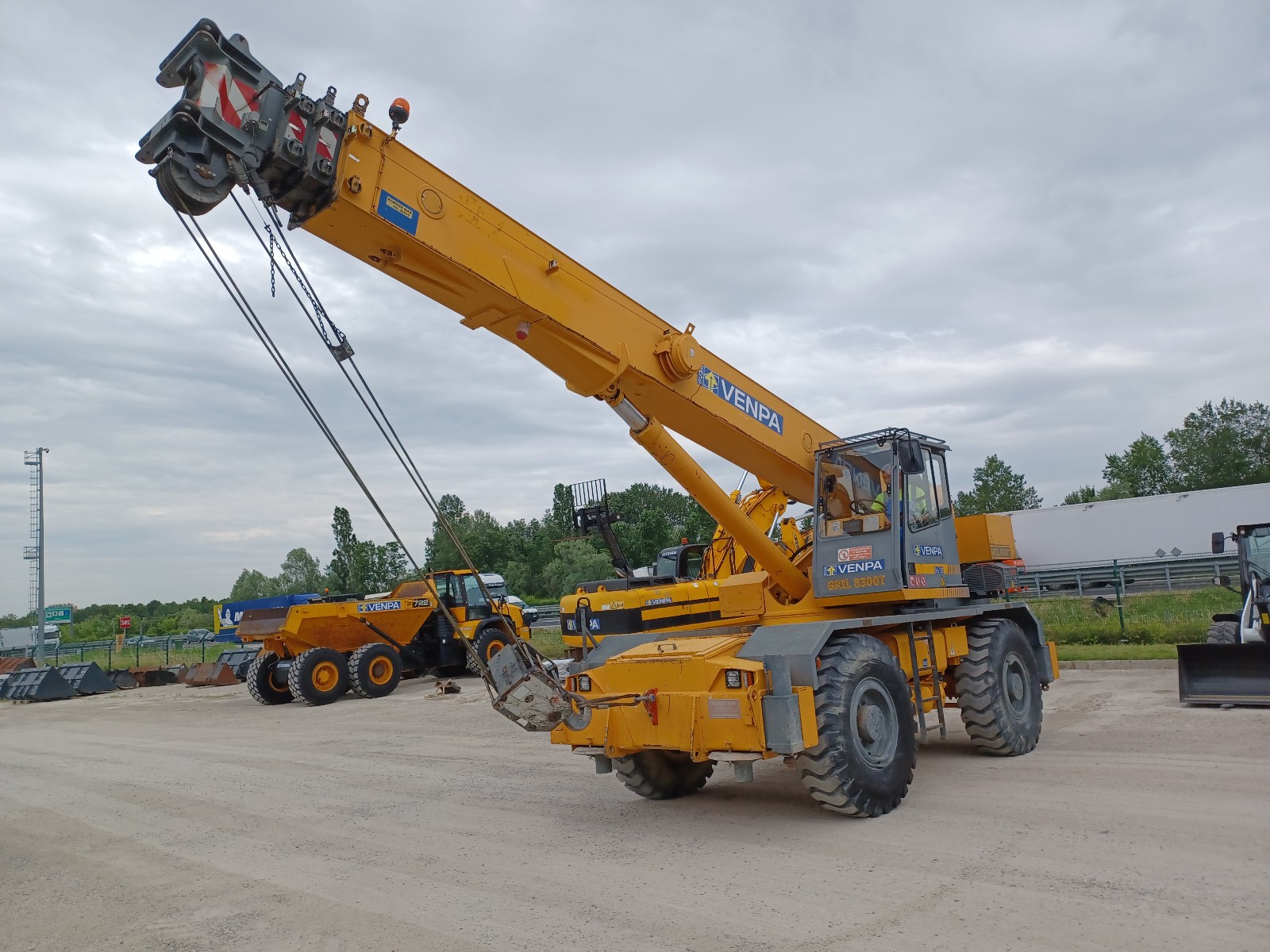 Autogru fuoristrada 30 t Noleggio Autogru | GV3