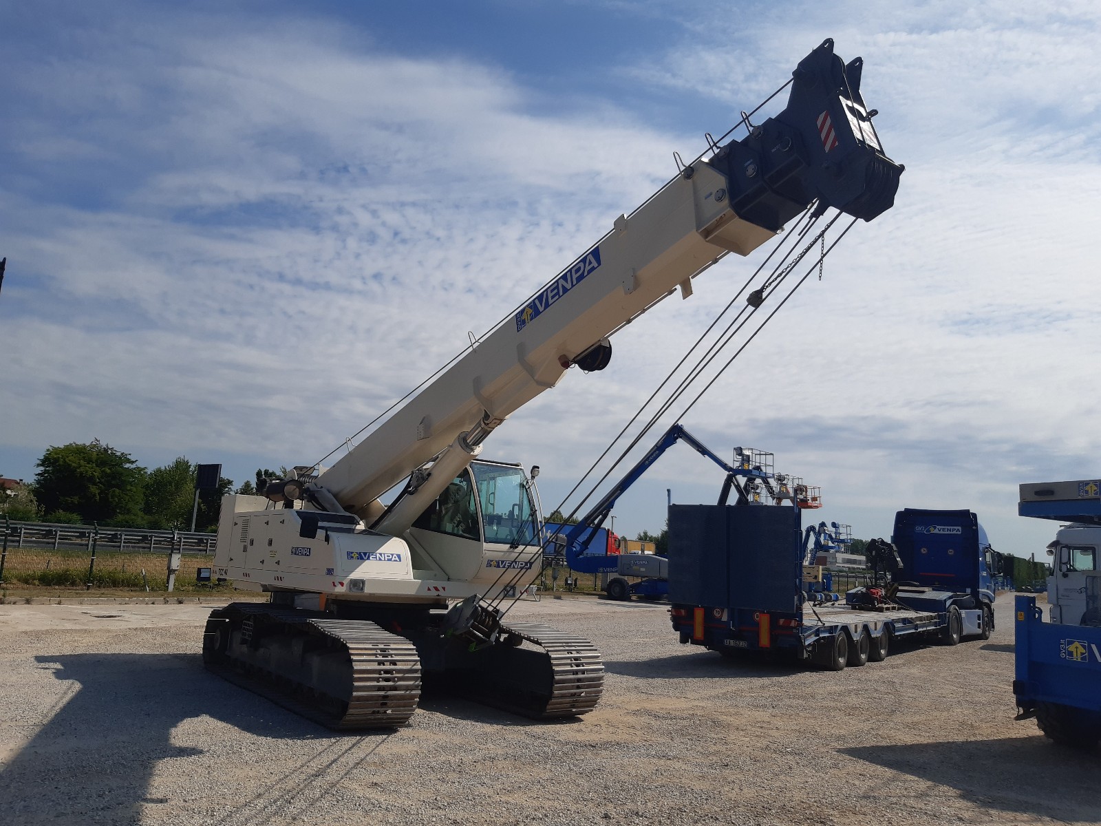 Autogru cingolata 40 t Noleggio Autogru | GV3